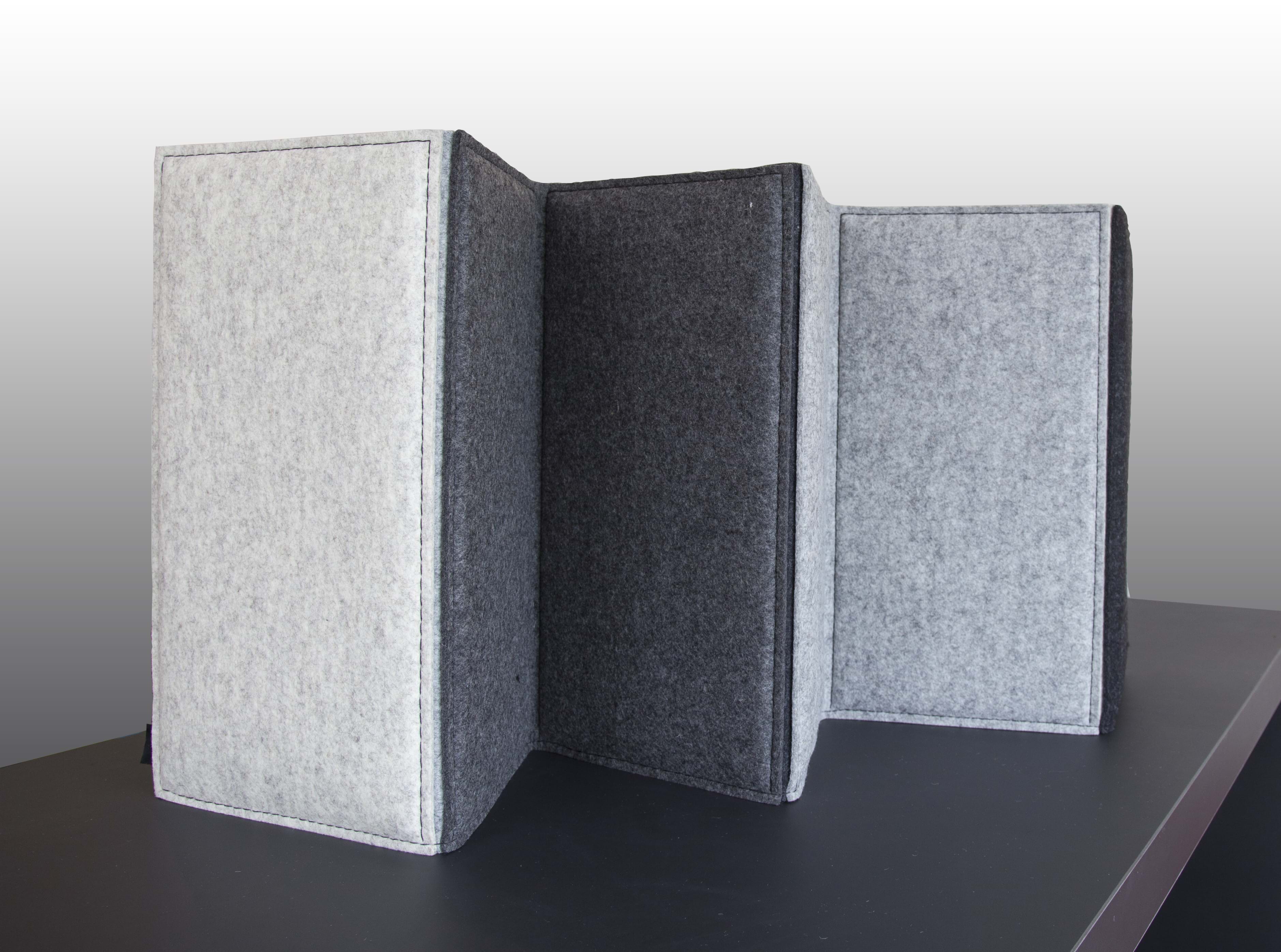 Movable table screen in wool felt. ZigZag creates work peace.
