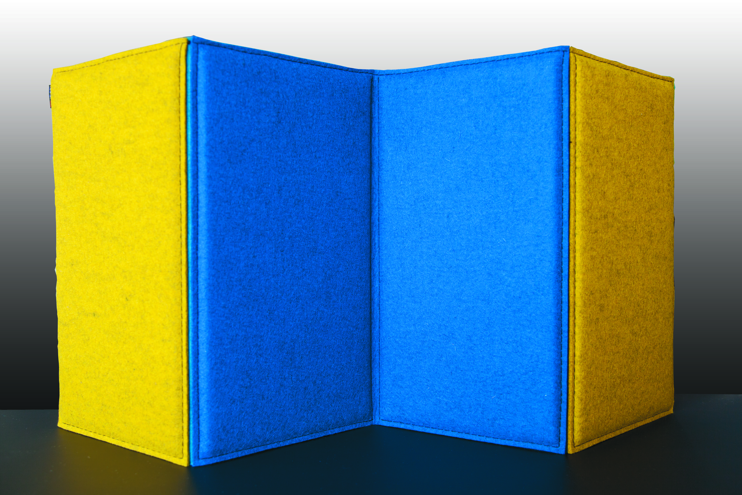 Movable table screen in wool felt. ZigZag creates work peace.